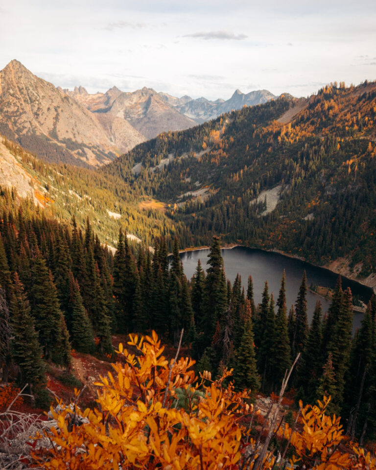 Best Golden Larch Hikes in Washington: When & Where to See Fall Colors ...